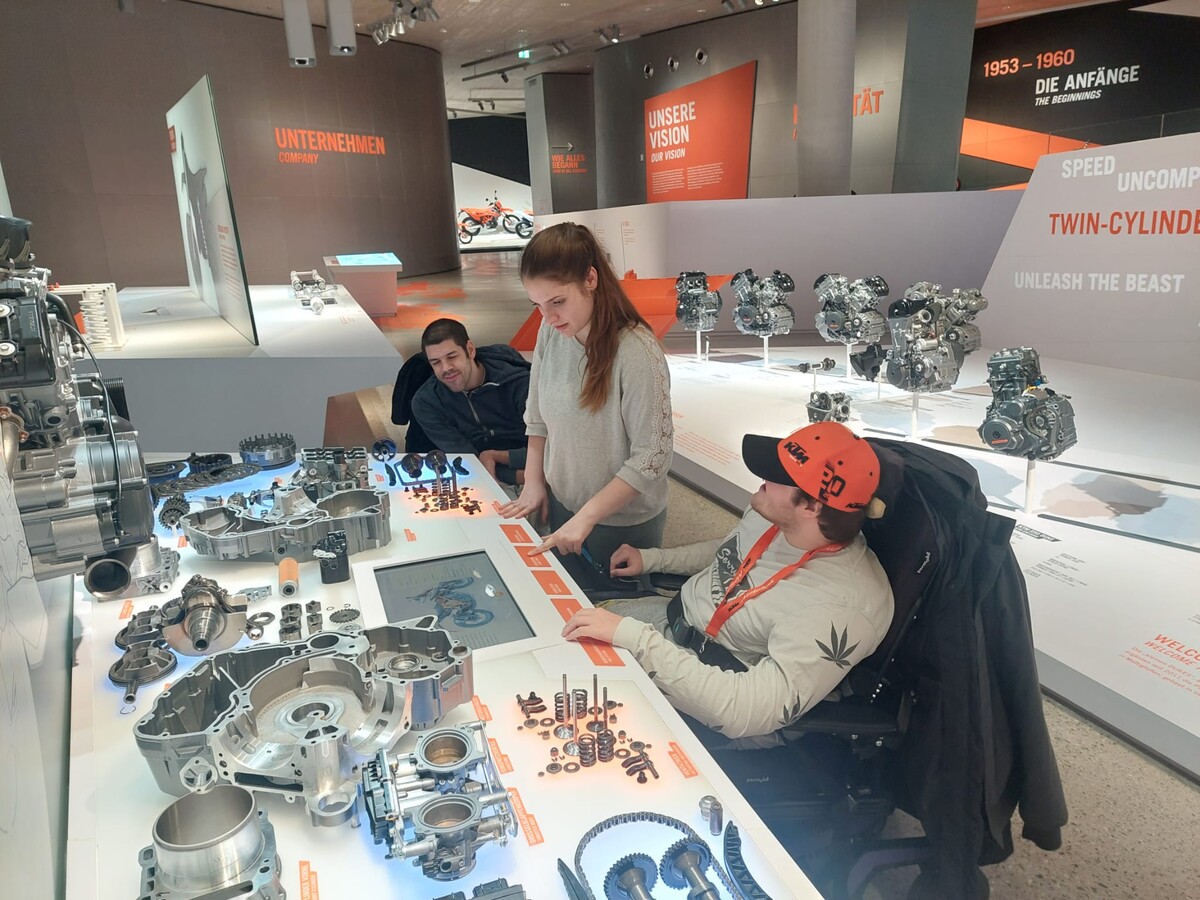 Spannender Ausflug zur KTM Motorhall in Mattighofen: Caritas Oberösterreich